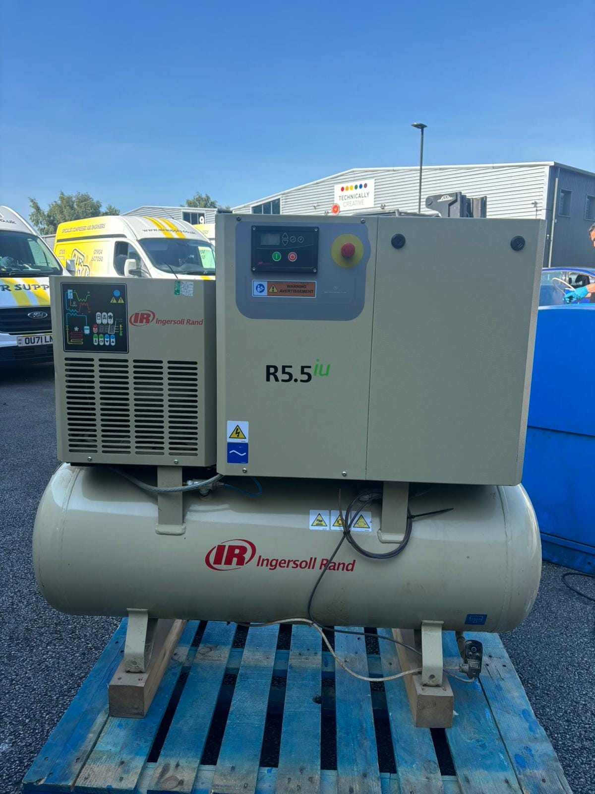 Ingersoll Rand R5.5i-A10-TAS-200 5.5 Kw Screw Compressor 2018 With ...
